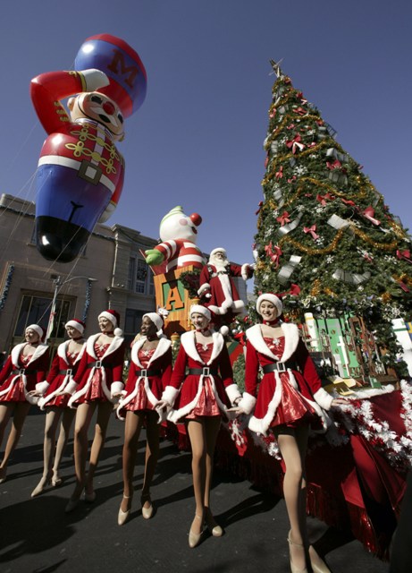 Holiday Parade – Inside Universal