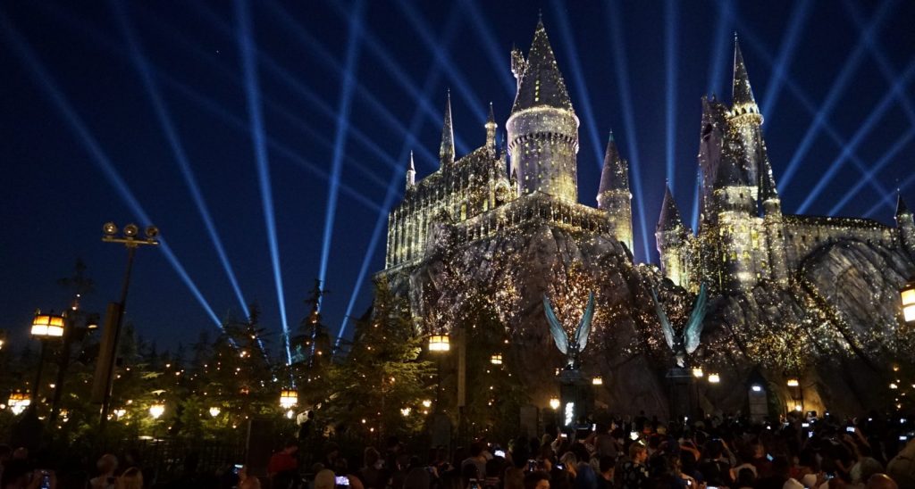 REVIEW: The Nighttime Lights at Hogwarts Castle – Inside Universal