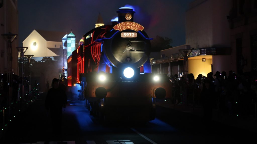Universal Spectacle Night Parade begins previews at Universal Studios ...