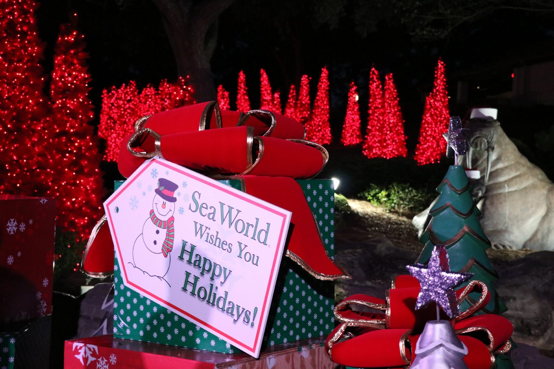 Checking out SeaWorld’s Christmas Celebration 2018 | Inside Universal