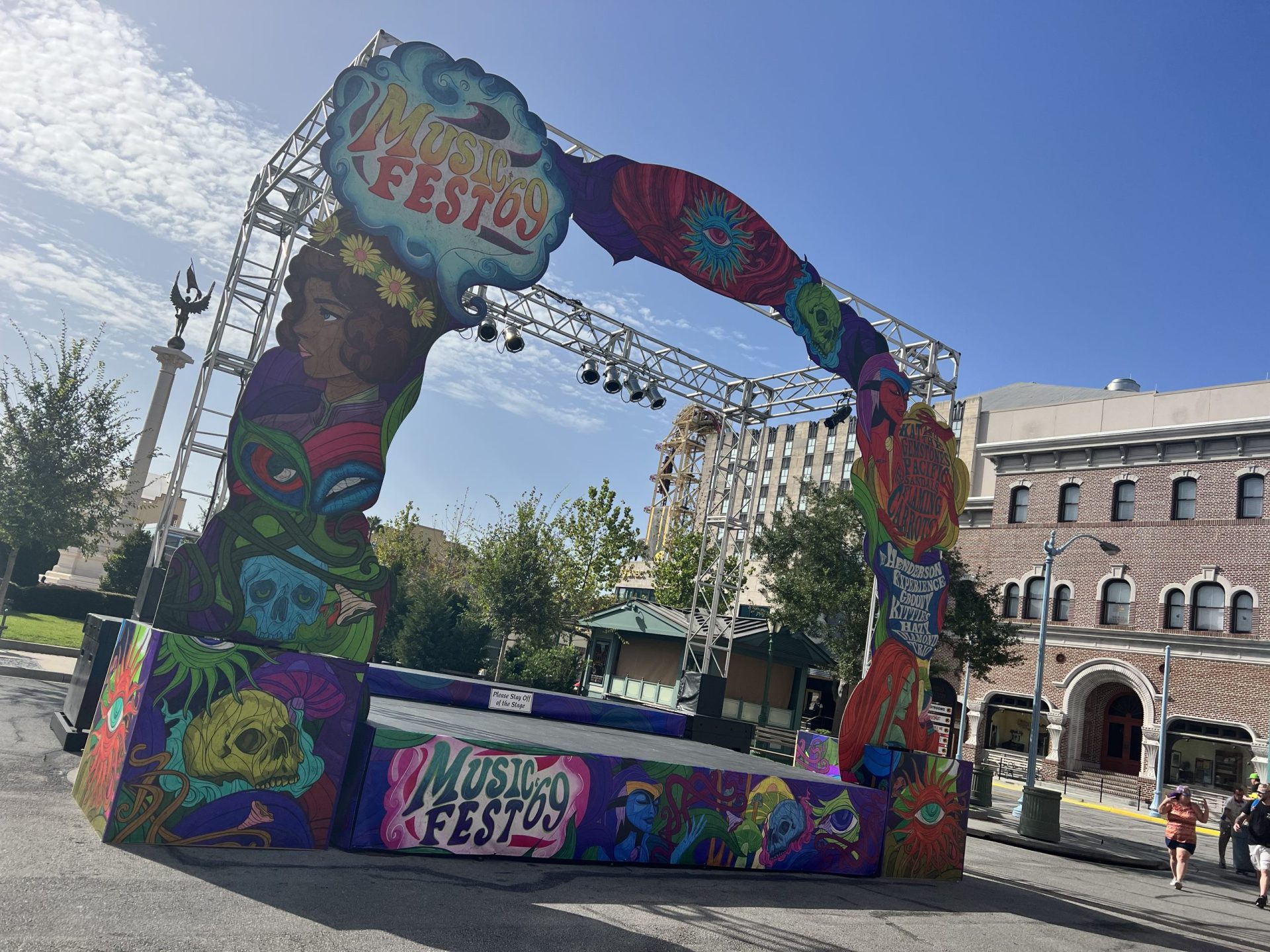 Scarezone setup underway at Universal Studios Florida for Halloween ...