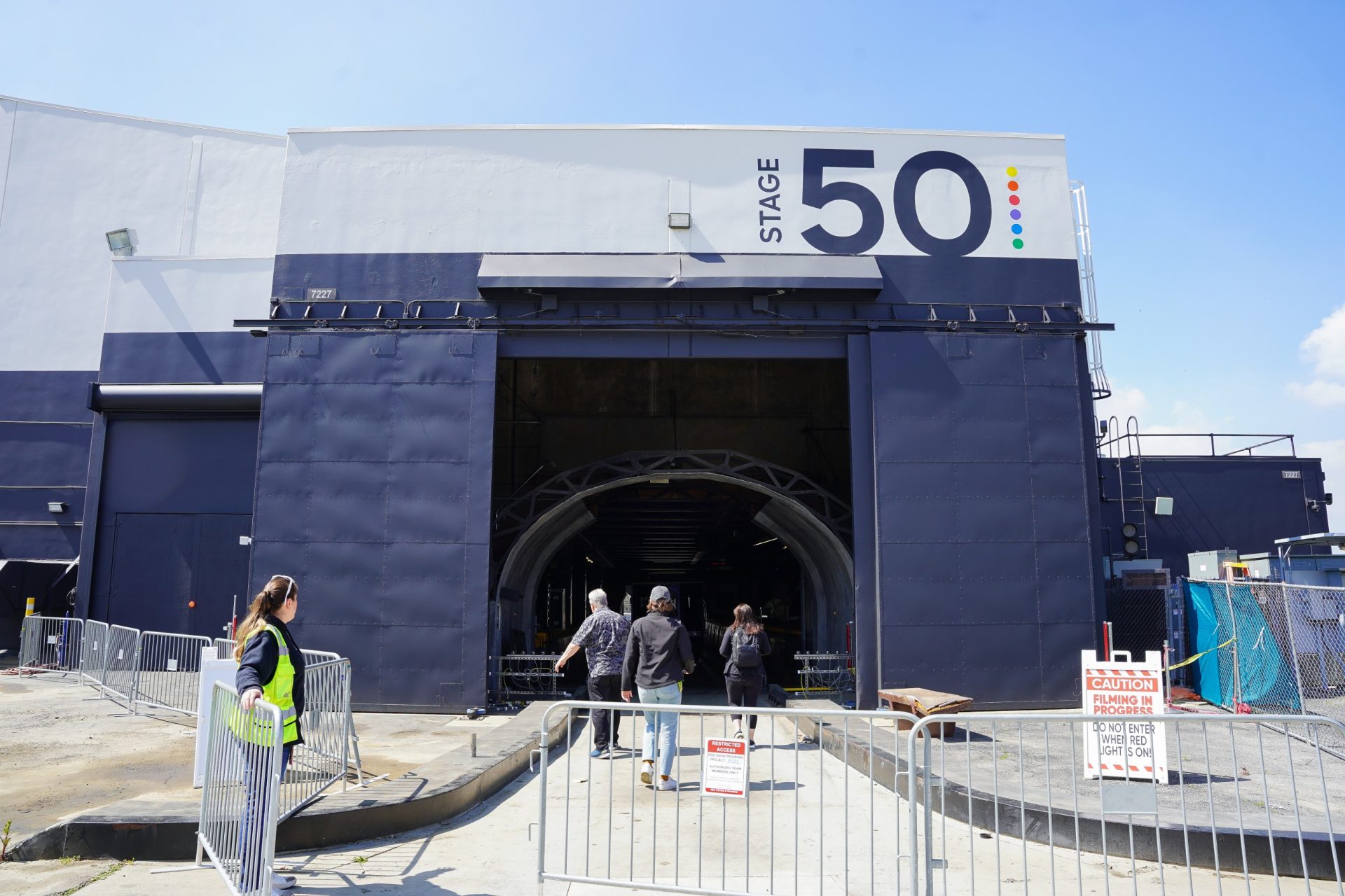 An Inside Look at the Newly Refurbished Earthquake: The Big One at ...