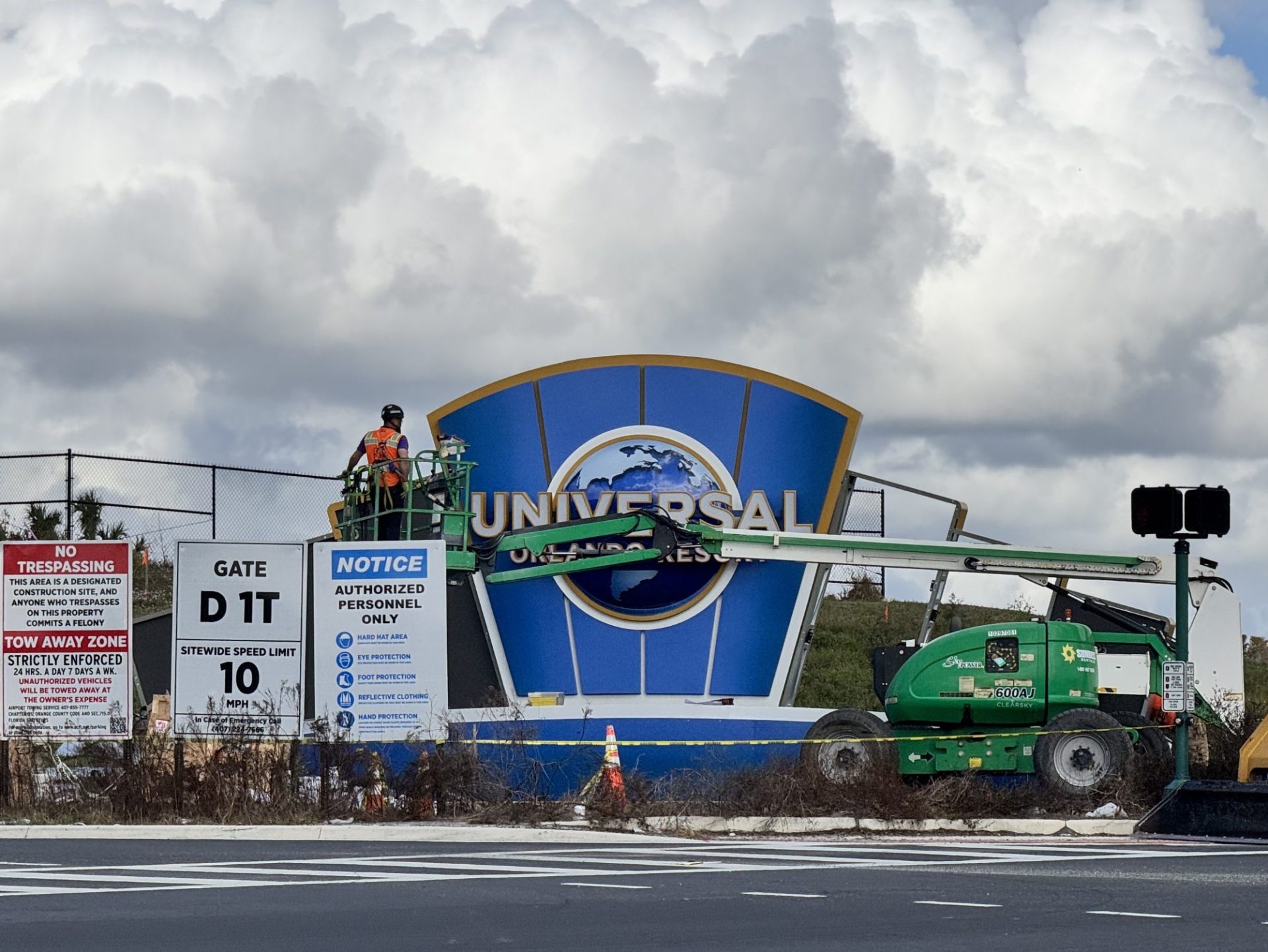Universal Orlando resort entrance signage added to Epic Universe area ...