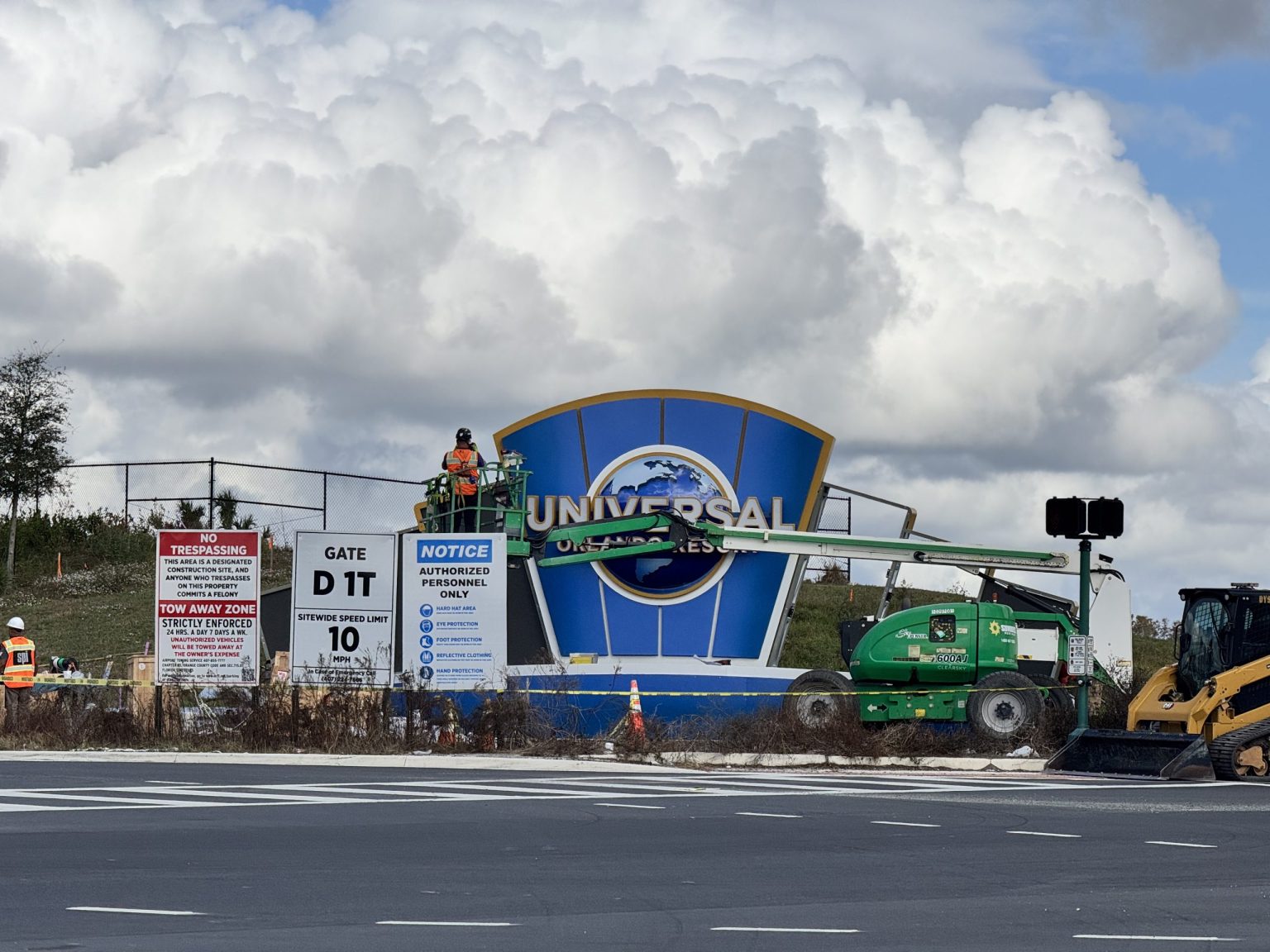 Universal Orlando resort entrance signage added to Epic Universe area ...