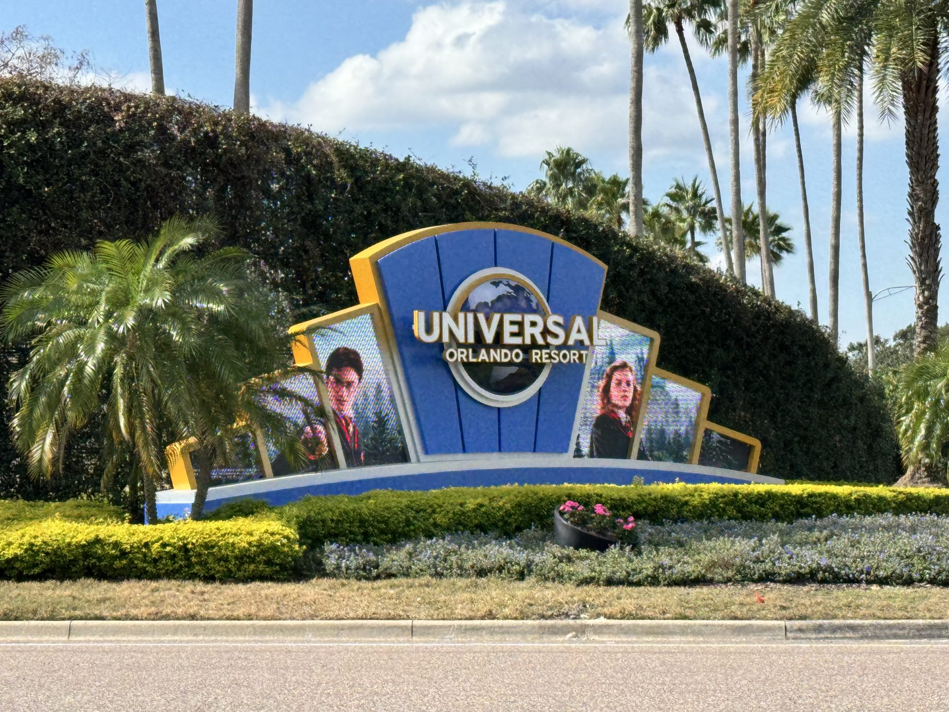 Characters now added to new Universal Orlando resort entrance signs ...