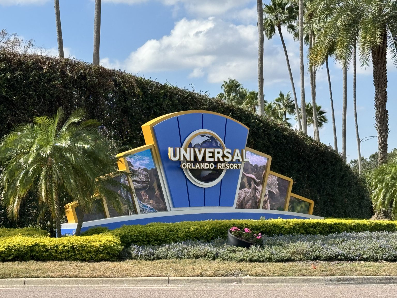 Characters now added to new Universal Orlando resort entrance signs ...